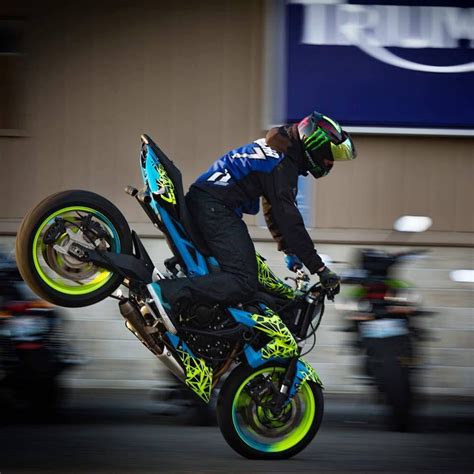 Sport Bikes Stunts
