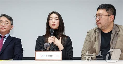 취재진 질문에 답하는 Jms 피해자 메이플