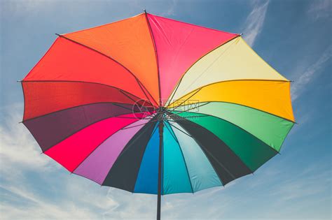 在蓝天背景下打开五颜六色的彩虹伞高清图片下载 正版图片507298367 摄图网