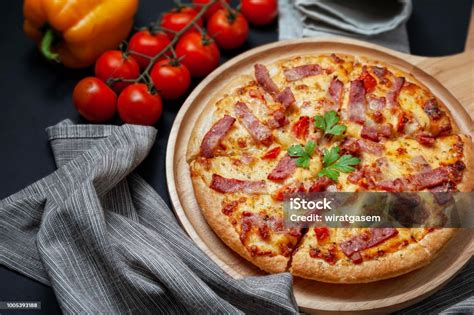 맛 있는 이탈리아 피자 슬라이스 햄 베이컨 치즈 오래 된 식탁에 음식 재료를 0명에 대한 스톡 사진 및 기타 이미지 0명