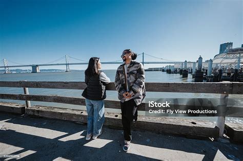 샌프란시스코 캘리포니아의 오클랜드 베이 브리지의 아름다운 전망을 즐기는 커플 캘리포니아에 대한 스톡 사진 및 기타 이미지 캘리포니아 물 사람들 Istock