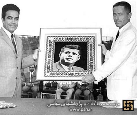 عکس یادگاری سپهبد خسروانی با قاب عکس کندی مؤسسه مطالعات و پژوهش‌های سیاسی