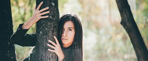 무서 워 여자 혼자 숲에서 나무 줄기 뒤에 숨어 있다 외로운 소녀는 할로윈에 숲에서 길을 잃었다 아름 다운 마녀는 박해를 탈출 가을 보 케의 배경에 야생에서 여성 초상화