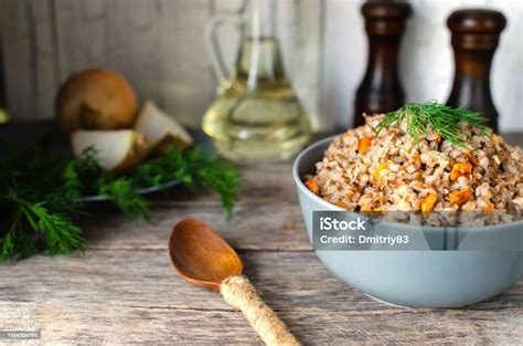 당근이 있는 메 밀 죽과 파란 접시에 딜 황금 양파 그린 딜 소금과 후추 밀의 배경에 0명에 대한 스톡 사진 및 기타 이미지 Istock