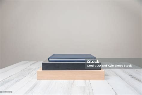텍스트 또는 복사를위한 빈 빈 방 공간과 고립 된 흰색 흐린 배경에 3 앨범 책의 스택 0명에 대한 스톡 사진 및 기타 이미지 0명 검은색 공란 Istock
