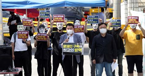 기자회견하는 사랑제일교회 관계자들