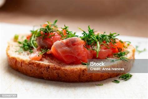 다진 딜로 장식된 빵 조각에 다진 연어 다진 생선 샌드위치를 식욕을 돋우는 0명에 대한 스톡 사진 및 기타 이미지 0명 3가지 개체 건강한 식생활 Istock
