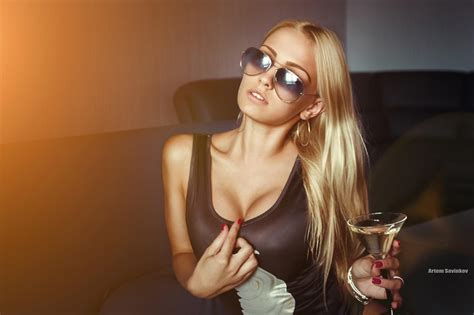 Masaüstü Kadınlar Model portre sarışın uzun saç Gözlüklü kadınlar Güneş gözlüğü gözlük