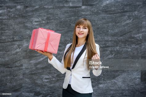 휴일 및 축 하 개념 스튜디오에서 선물 상자를 들고 있는 아름다운 여성 20 29세에 대한 스톡 사진 및 기타 이미지 20 29세 갈색 머리 귀여운 Istock