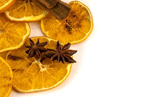 흰색 배경에 고립 된 계피와 아니스를 곁들인 말린 오렌지 0명에 대한 스톡 사진 및 기타 이미지 0명 갈색 건강한 식생활 Istock