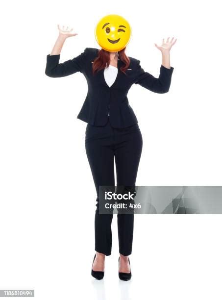 전체 길이 정면 보기 2029세 성인 미모 빨간머리 긴 머리 백인 여성 젊은 여성 사업가 비즈니스 맨 스탠딩 댄스 운동 복 착용 이모티콘 이모티콘 표시 20 24세에 대한