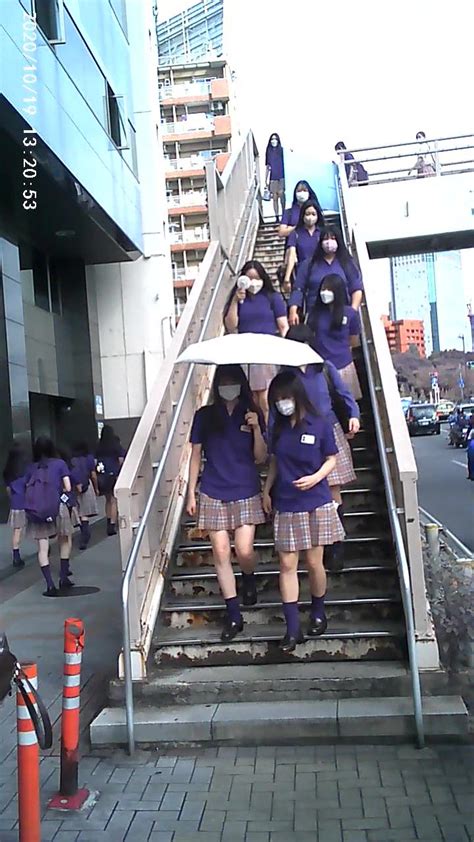 有名女子校 制服図鑑r4 5 6 ～ハンディ扇風機の巨乳少女と日傘に入る仲良し美少女2人組～ 必殺仕掛け人
