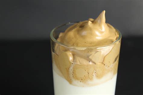 텍스트 카피 스페이스를위한 장소가있는 검은 배경에 유리에 우유와 커피 거품과 달곤 커피 0명에 대한 스톡 사진 및 기타 이미지 0명 갈색 귀리 우유 Istock