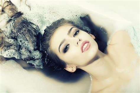 Premium Photo Flirtatious Woman In Bath