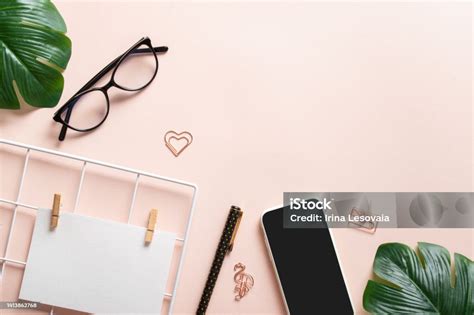 스마트 폰 빈 시트 레이아웃 괴물 같은 꽃 잎 안경 펜 종이 클립 밝은 배경에 연필 상단보기 텍스트를위한 공간을 확보하십시오 직장에서의 블로깅은 사업입니다 0명에 대한 스톡