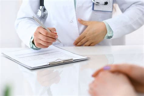 여성 의사가 환자를 상담 하는 동안 응용 프로그램 양식을 작성 그냥 손 의학 및 건강 관리 Concep 건강관리와 의술에 대한 스톡 사진 및 기타 이미지 Istock