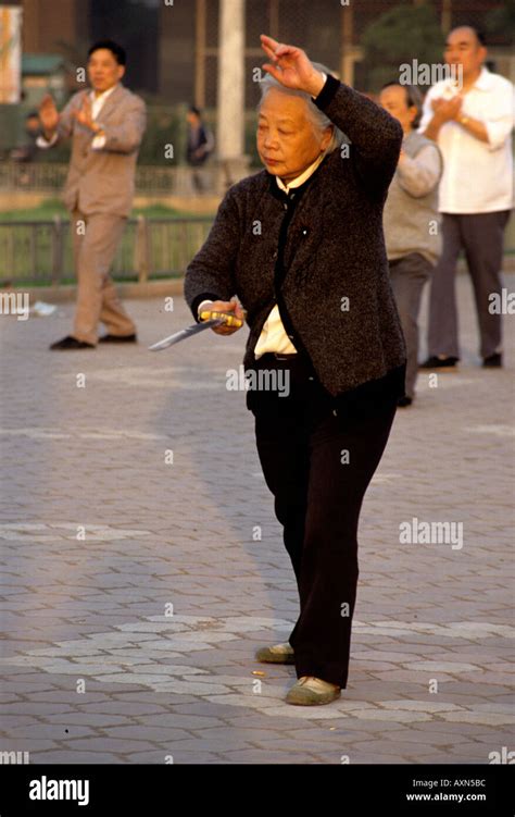 Femme Avec Epee Banque De Photographies Et Dimages à Haute Résolution