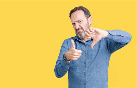 잘생긴 중간 나이 격리 된 배경 하 고 엄지손가락을 아래로 불일치 및 계약 식 우아한 수석 남자 미친 충돌 개념에 대한 스톡 사진 및 기타 이미지 Istock