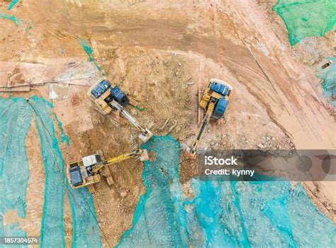 건물 기초의 건설 파기 동안 기초 구덩이에있는 유충에 굴착기 공중 평면도 0명에 대한 스톡 사진 및 기타 이미지 0명