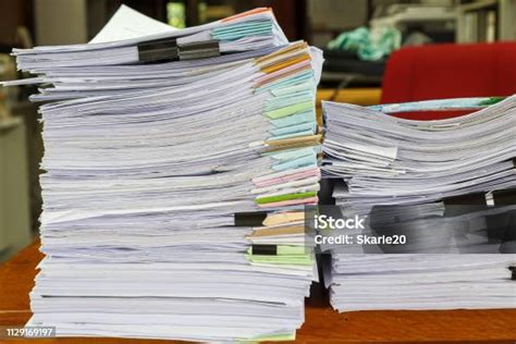 책상에 비즈니스 서류 스택의 닫습니다 사무실 책상에 미완성 문서 더미 0명에 대한 스톡 사진 및 기타 이미지 0명 개체 그룹 계약서 Istock