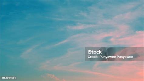 구름 배경아름 다운 푸른 파스텔 하늘입니다 하늘 구름입니다 구름과 하늘 날씨 자연 구름 파란색입니다 구름과 태양과 푸른 하늘입니다 0명에 대한 스톡 사진 및 기타 이미지