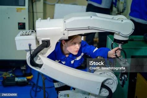 프로그래밍 및 조작 로봇 손 산업용 로봇 설계 첨단 기술 시설 현대 기계 학습과 관련된 여성 로봇 공학 엔지니어 대량 생산 자동화 20 24세에 대한 스톡 사진 및 기타