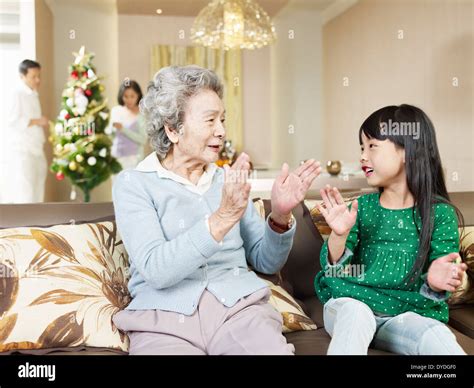 Oma Und Enkelin Fotos Und Bildmaterial In Hoher Auflösung Alamy