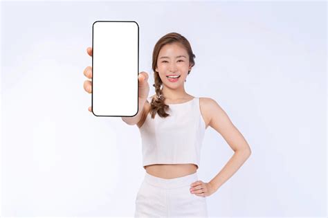 빈 화면 흰색 배경에 격리된 광고 배너를 위한 흰색 화면 빈 복사 공간을 보여주는 아름다운 아시아 젊은 여성 25 29세에 대한 스톡 사진 및 기타 이미지 Istock