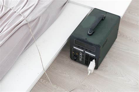 충전소 전기가 없을 때 발전기 전원 은행 배터리 정전 중에 표시등이 없을 때 전화 태블릿 노트북 및 기타 장치를 충전합니다 연료 및 전력 생산에 대한 스톡 사진 및 기타