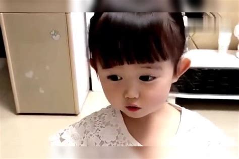 妈妈让宝宝唱歌宝宝推三阻四不想唱谁知一开嗓萌翻啦