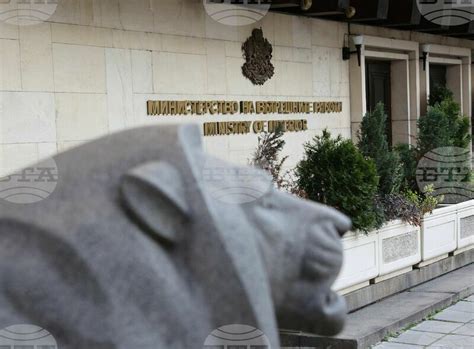 Служители на МВР в цялата страна почетоха с едноминутно мълчание паметта на загиналите полицаи