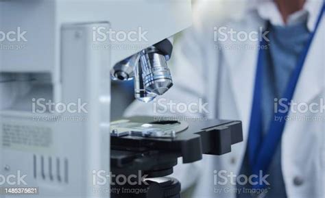 의학 약국 및 백신 치료를 위한 실험실에서 현미경을 사용한 과학 샘플 및 연구 박테리아 유리 및 실험 의료 및 조사 연구를 위한 장비를 갖춘 기술 35 39세에 대한 스톡