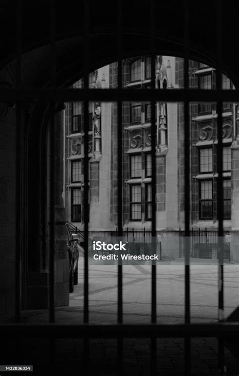 아치 바 뒤의 건물의 회색 음영으로 주차 된 자동차와 배경에 벤치가 있습니다 0명에 대한 스톡 사진 및 기타 이미지 0명 건물 정면 건축 Istock