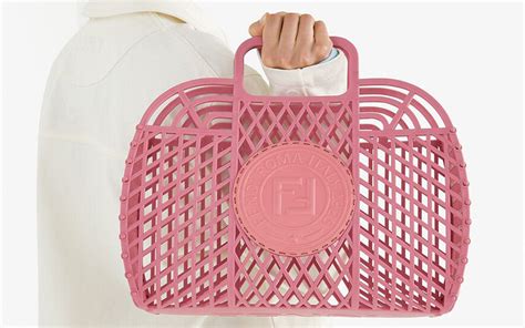 펜디 재활용 플라스틱으로 제작한 바스켓 백 출시