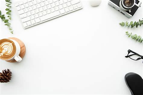 필름 카메라 컴퓨터 도구 라떼 커피 한 잔 및 용품이있는 흰색 힙스터 사진 작가 사무실 책상 테이블 복사 공간이있는 상단보기 평평한 평신도 개념에 대한 스톡 사진 및 기타