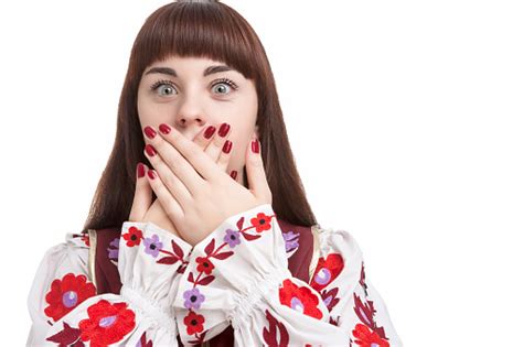 인간의 감정과 감정 개념 젊은 백인 갈색 머리 닫는 그녀의 입 와 접힌 된 손바닥 무서운 표정수평 샷 20 24세에 대한 스톡