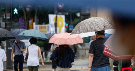 [포토]우산 쓰고 이동하는 시민들