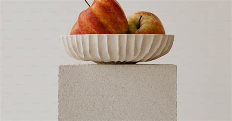 사과 두 개가 담긴 하얀 그릇 사진 Unsplash의 과일 이미지