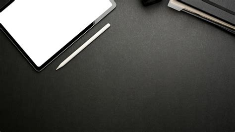 디지털 태블릿 스타일러스 및 검은 테이블에 복사 공간을 갖춘 다크 크리에이티브 플랫 평지 작업 공간 0명에 대한 스톡 사진 및 기타 이미지 Istock