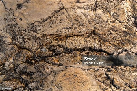 소박한 돌 부식된 질감 또는 웹 디자인 및 추상적인 배경을 위한 그런지 돌 질감 갈색에 대한 스톡 사진 및 기타 이미지 갈색 거친 건물 외관 Istock