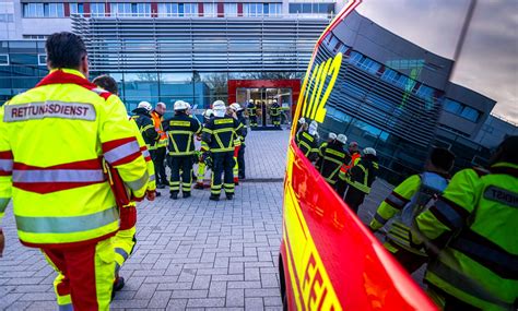 „nullsicht“ Auf Der Station Großalarm Übung Der Feuerwehr Im Klinikum