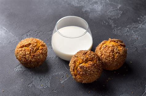 검은 질감의 배경에 우유를 곁들인 매콤한 설탕 크러스트를 곁들인 맛있는 수제 호박 머핀 0명에 대한 스톡 사진 및 기타 이미지 0명 가을 갈색 Istock