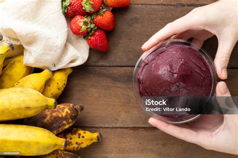 브라질 냉동 아사이 베리 아이스크림 그릇을 들고 있는 여성 인 아사이 나무 배경에 과일을 여름 메뉴 탑 뷰 건강한 생활방식에 대한 스톡 사진 및 기타 이미지 Istock