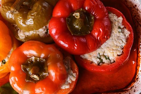 수 제 박제 고추입니다 와 바 질 시금치 치즈와 향신료의 작성 집에서 만든 신선한 토마토에서 육즙 스프 요 소박한 스타일에서