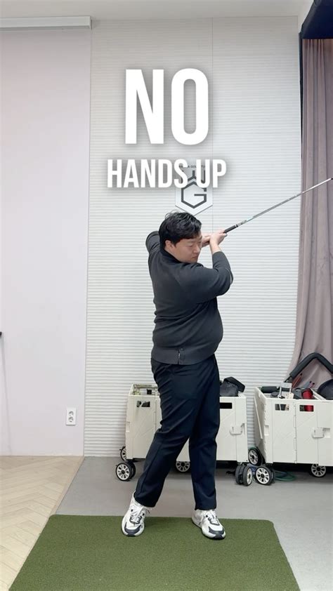 김은성 코치 😵‍💫슬라이스 방지 핵심 슬라이스가 자주 발생하는 골퍼를 보면 백스윙 탑에서 힘을 앞으로 쓰는 경우가 많습니다😅 손을 모아 아래로 내리는 힘을 충분히