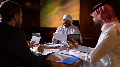 رجال اعمال خليجيون ،رجل سعودي في اجتماع عمل مع رجل اعمال اماراتي
