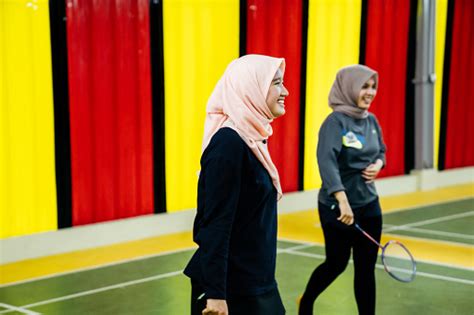 실내 코트에서 서로 배드민턴을 치는 두 명의 무슬림 여성 배드민턴에 대한 스톡 사진 및 기타 이미지 배드민턴 실내 2명 Istock