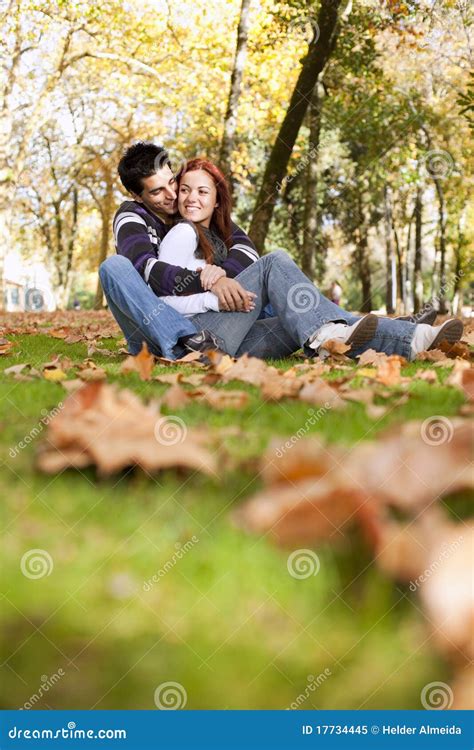 Liefde En Affectie Tussen Een Jong Paar Stock Afbeelding Image Of Omhelzing Familie