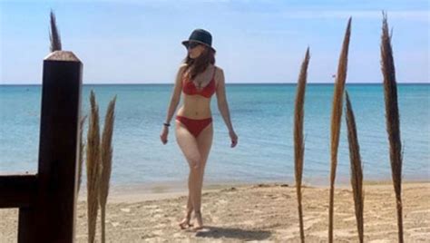 Mine Tugay bikinili fotoğrafını paylaştı Magazin haberleri