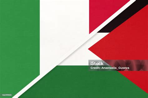 이탈리아와 팔레스타인 섬유에서 두 국기의 상징 두 나라 간의 챔피언십 Championship에 대한 스톡 벡터 아트 및 기타 이미지 Championship Soccer